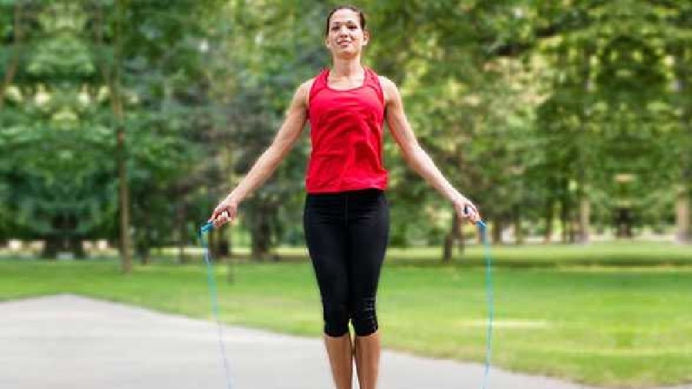 ประโยชน์ต่อสุขภาพของการกระโดดเชือก กระโดดเชือกสำหรับการลดน้ำหนัก janie ...